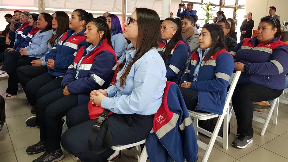 Graduación de la Primera Generación Profesional de 17 Conductoras ...