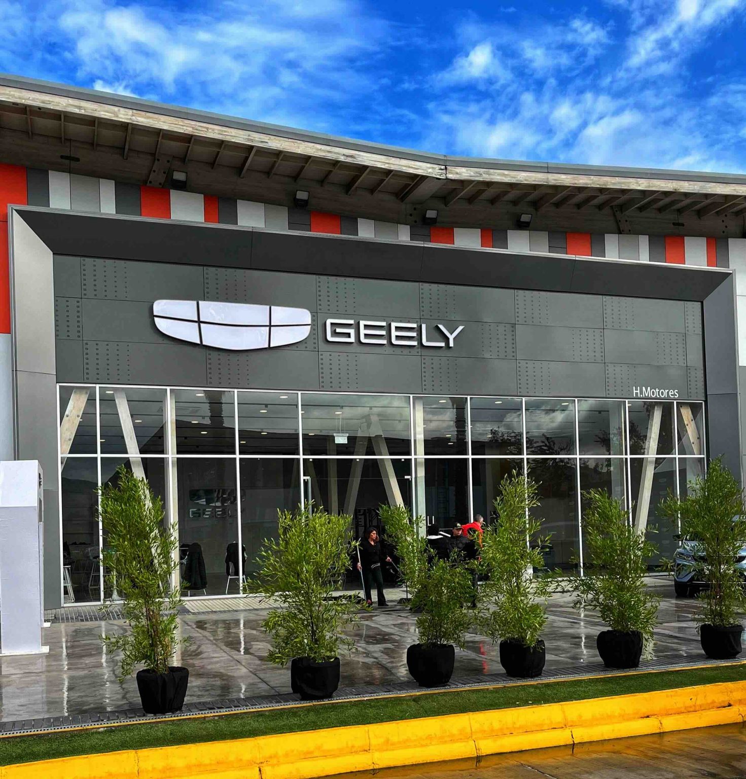 Geely inaugura nuevo flagship store en Movicenter - Revista de ...
